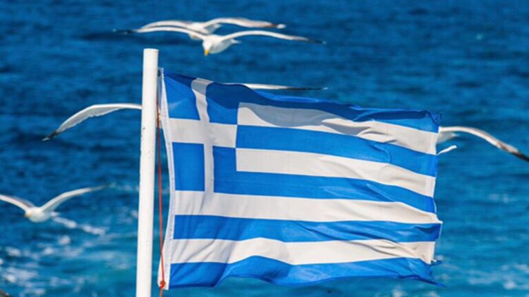 25η Μαρτίου: Η ιστορία της ελληνικής σημαίας – Γιατί έχει 9 γραμμές ...